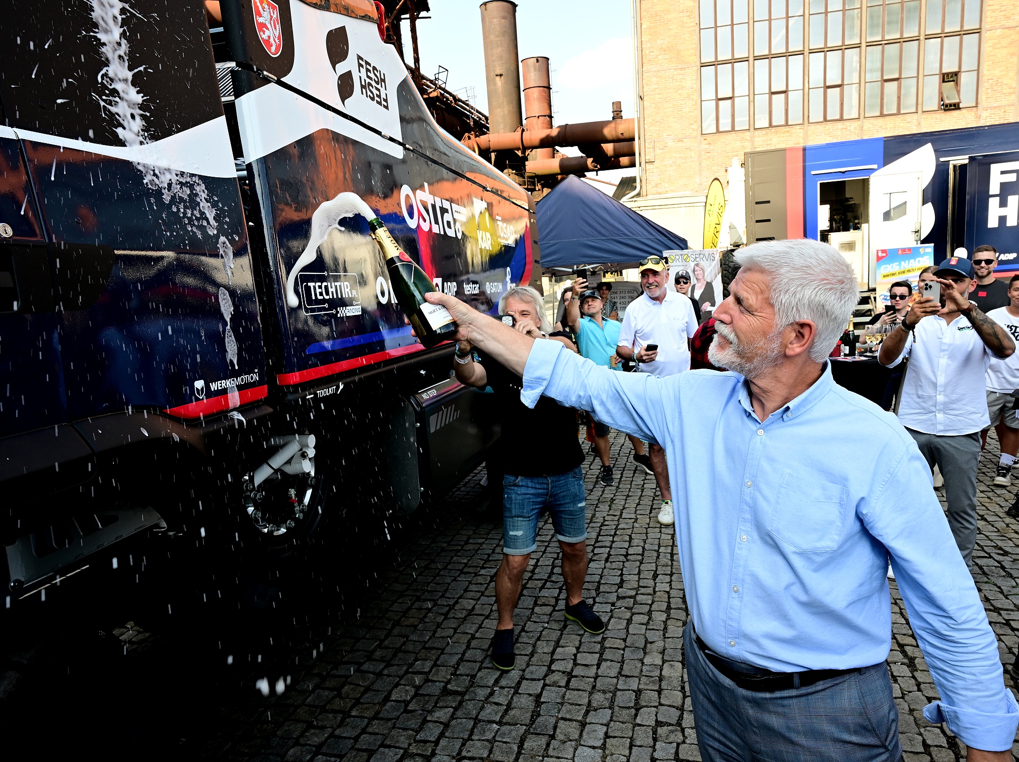 Prezident Petr Pavel pokřtil nový dakarský speciál týmu FESH FESH - ČSAD